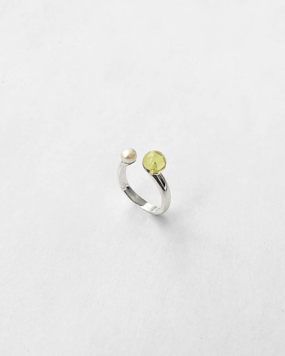 LOYTO STORE｜【Kara Yoo（カラ・ユ）】Open リング in Lemon Green Quartz + Pearl